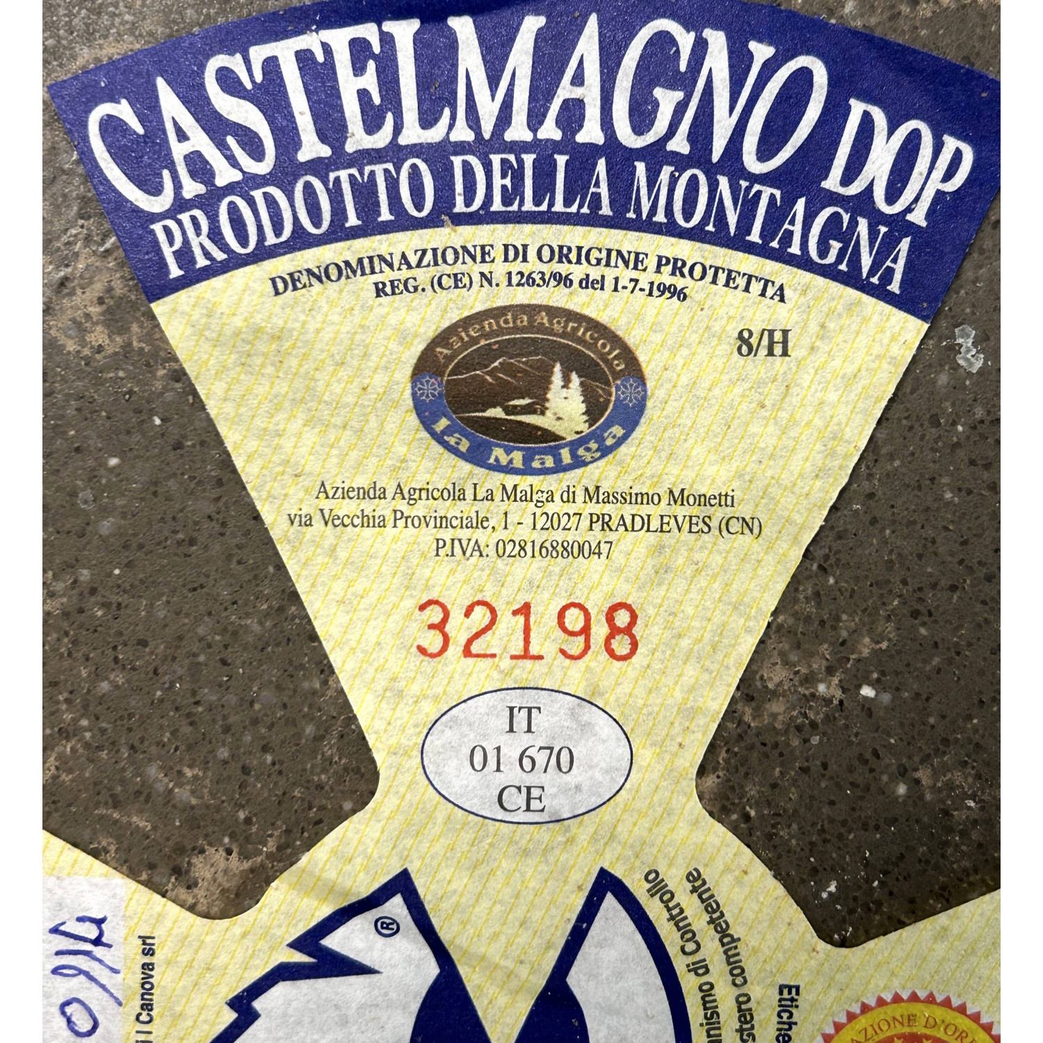 Castelmagno DOP - Formaggio Piemontese, pasta friabile e sapore intenso
